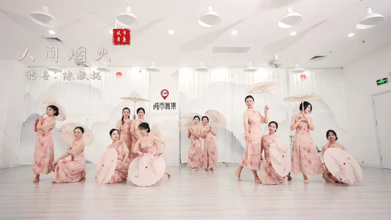 古风伞舞《人间烟火》,佳人 旗袍 油纸伞,好看温柔的古典舞