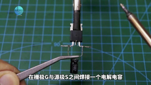 利用电解电容的充放电原理,制作直流延时灯电路,非常简单高效