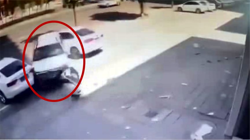 油门当刹车?监拍:汽车倒车突然失控转圈 撞完路边建筑又撞车!