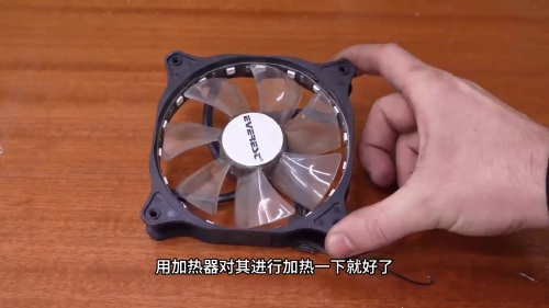 小伙用废弃的空瓶子做瓶盖,而散热器改成了水平测量仪!