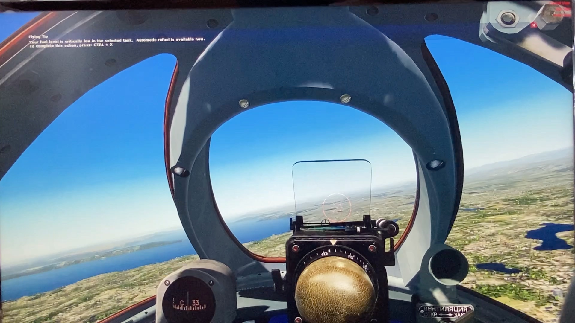 米格15比斯型飞机使用陀螺瞄准具射击空中目标