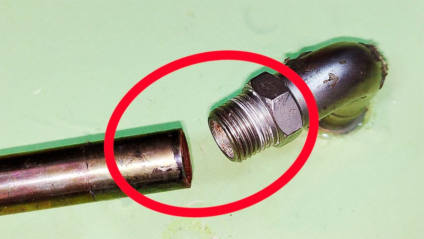镀锌铁管没有螺纹,怎么接入不锈钢弯头?教你个好方法,简单实用