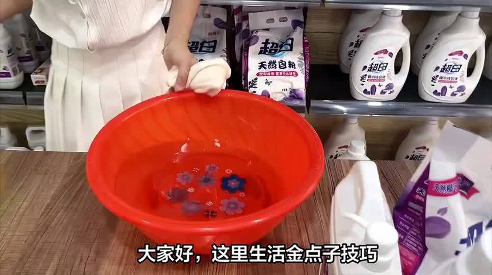 衣服弄上黑色中性笔油怎么办?