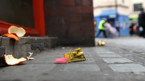 "我们随手扔下的垃圾是微小世界里的巨大工程"