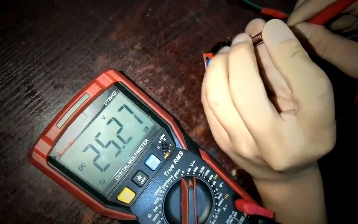 用100瓦的LED灯珠做个手电筒是什么的感觉、打开一瞬间亮如白昼