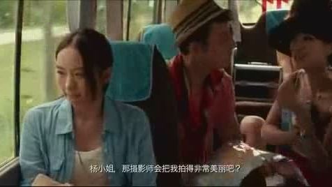 有人晕车呕吐,女孩直接吐了小伙一身