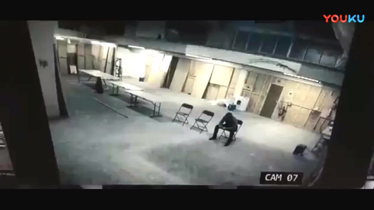 真实的灵异事件, 监控拍下恐怖画面, 男子被吓得跑!-_超清