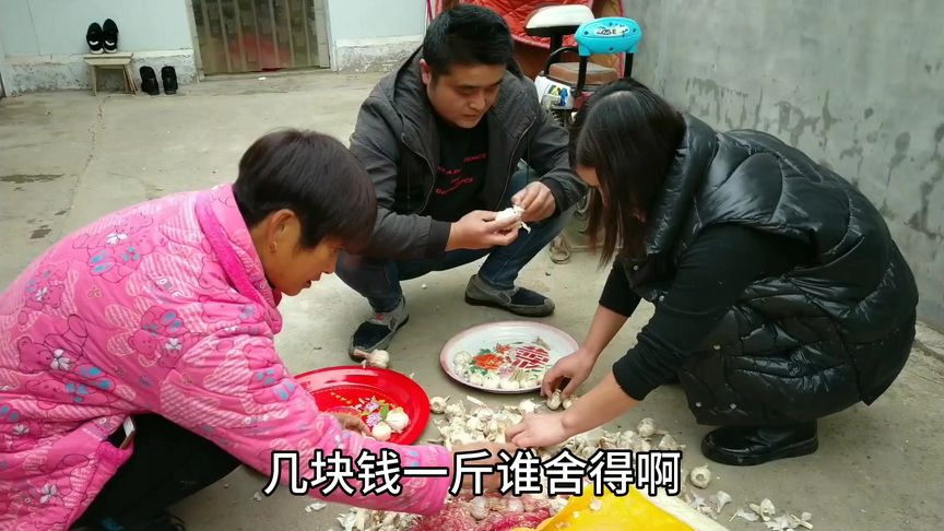 农村小伙用水种的蒜黄,13天就能收割,连老妈媳妇看了都夸好