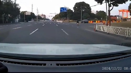 电动车突然就弯开车注意安全文明礼让行车安全文明驾驶安全出行