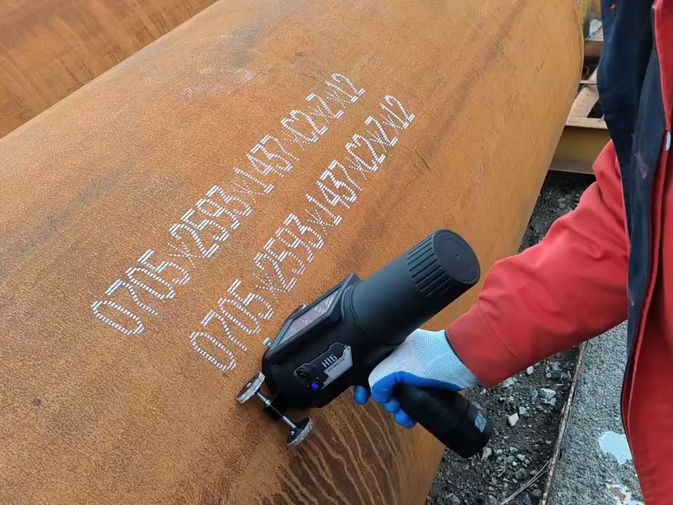 您知道大口径钢管是如何用大字符喷码机实现字符喷码的吗?