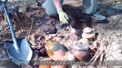 森林中寻宝挖到宝藏,全是珠宝首饰,价值一栋别墅?