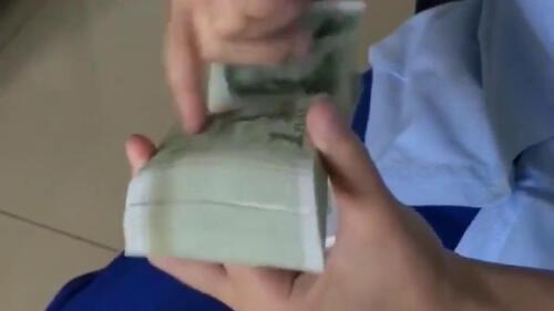 银行小姐姐练习数钱,速度特别快,赶上验钞机不是问题!