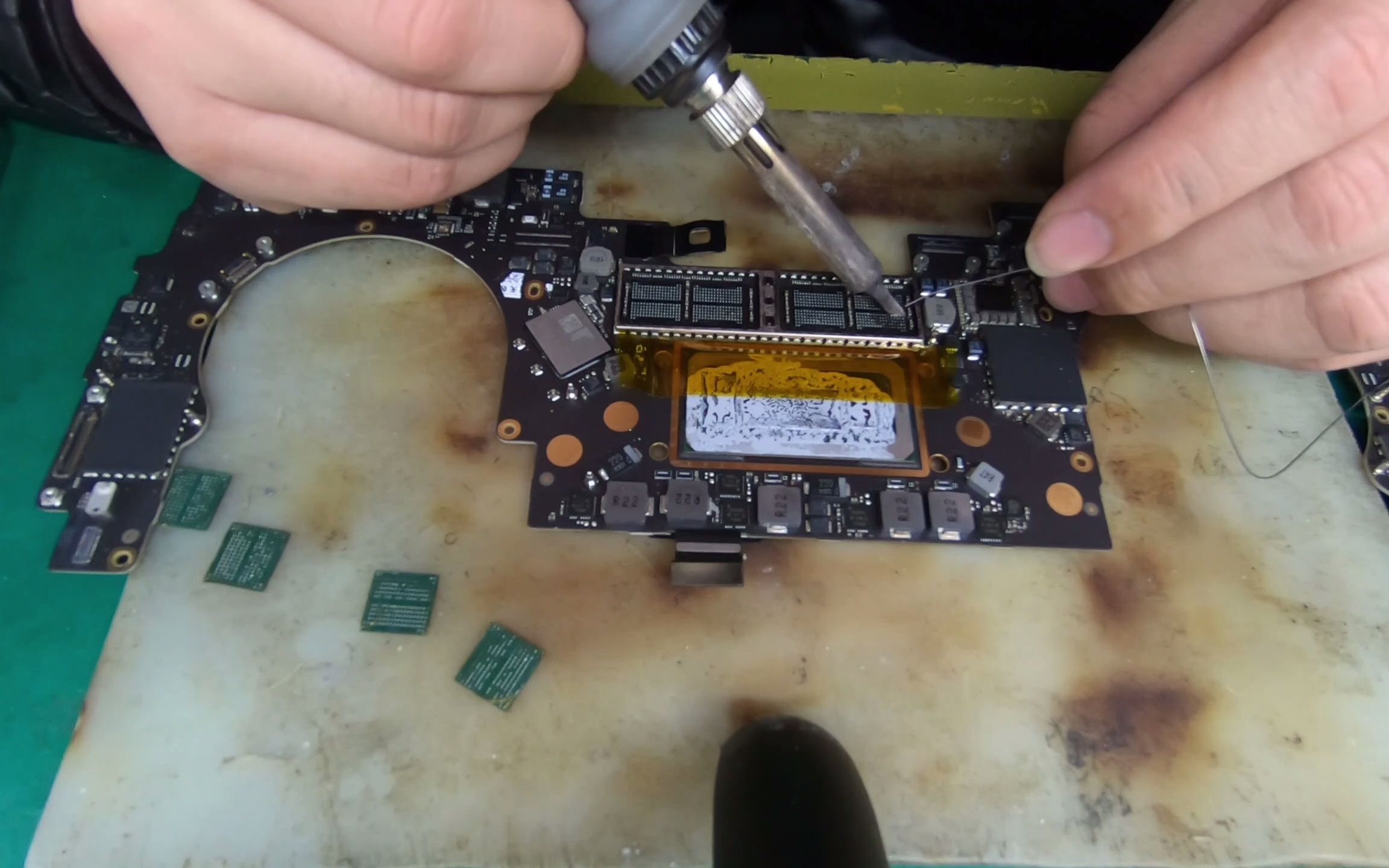 苹果电脑升级板载大内存其实很简单,一看就懂而且还能省很多钱