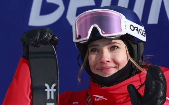 自由式滑雪女子坡面障碍技巧决赛首轮,谷爱凌排名第三