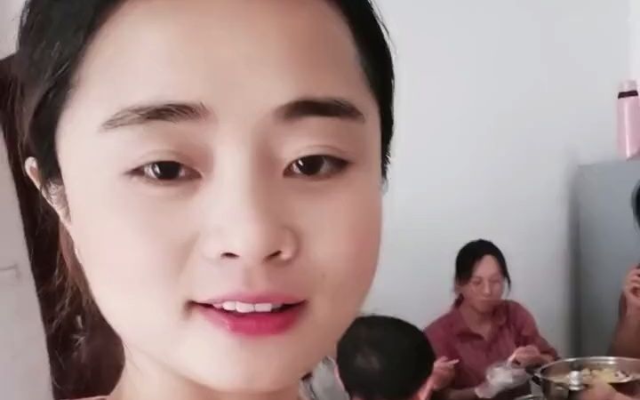 最美的样子大概就是,脸上有微笑,心中有阳光,眼里有风景,抬头所见皆是...