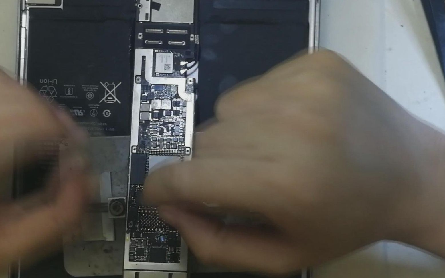 iPad Pro10.5粉丝说更新失败后不能开机了,到底哪里问题,看看一修哥...