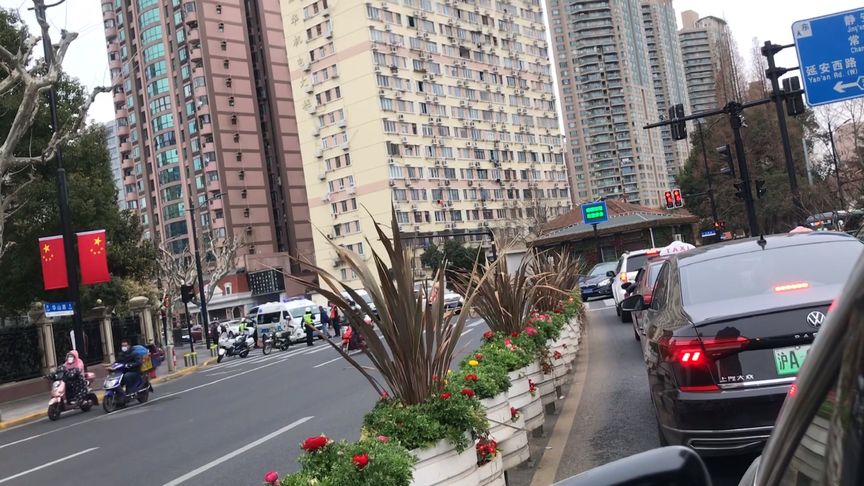 年关在即,外卖小哥外卖途中出现交通事故!但愿平安!
