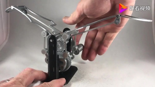 这个结构可以模拟翅膀的运动,真是很不错的设计!