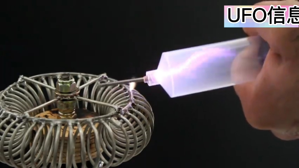 钉子靠近特斯拉线圈激发电磁辐射,真空针筒“抽取”到电离的等离子...