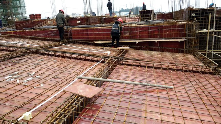 工地小伙实拍一层负楼怎么样,木工师傅做出来的斜坡面与夹层如何