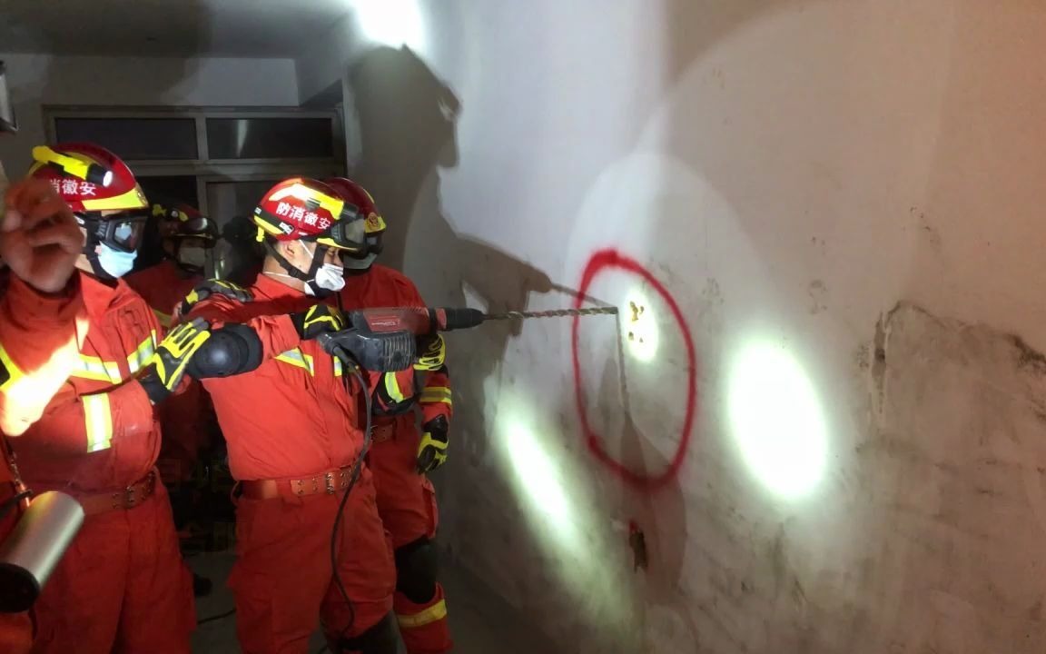 深夜惊魂!小区电梯从1楼狂升30层撞向楼顶 合肥消防凿墙救人