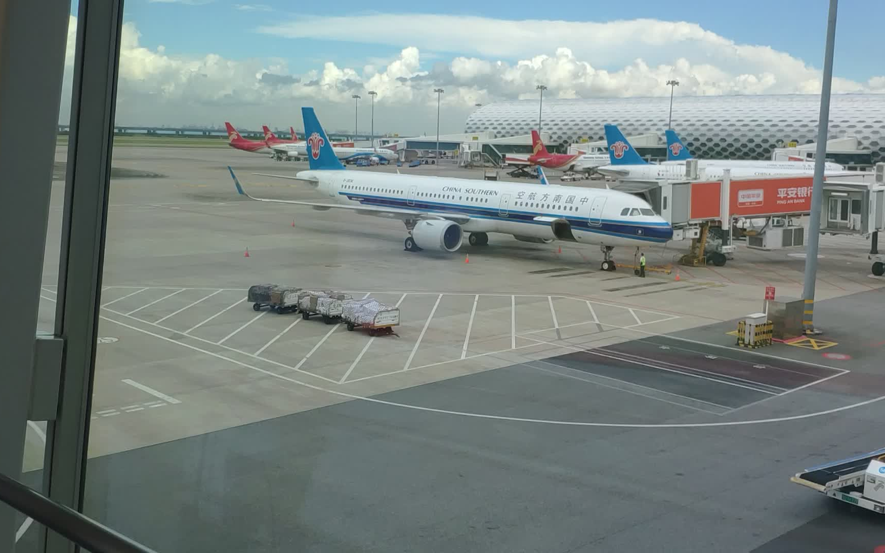 Y87525登机,波音787-9执飞