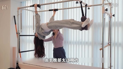 女孩在锻炼时拉肚子,结果用力过猛,当场就憋不住了