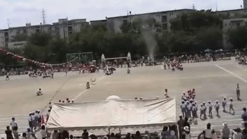 学校里 学生们正在举行运动会 意外一幕吸引了全校师生的注意
