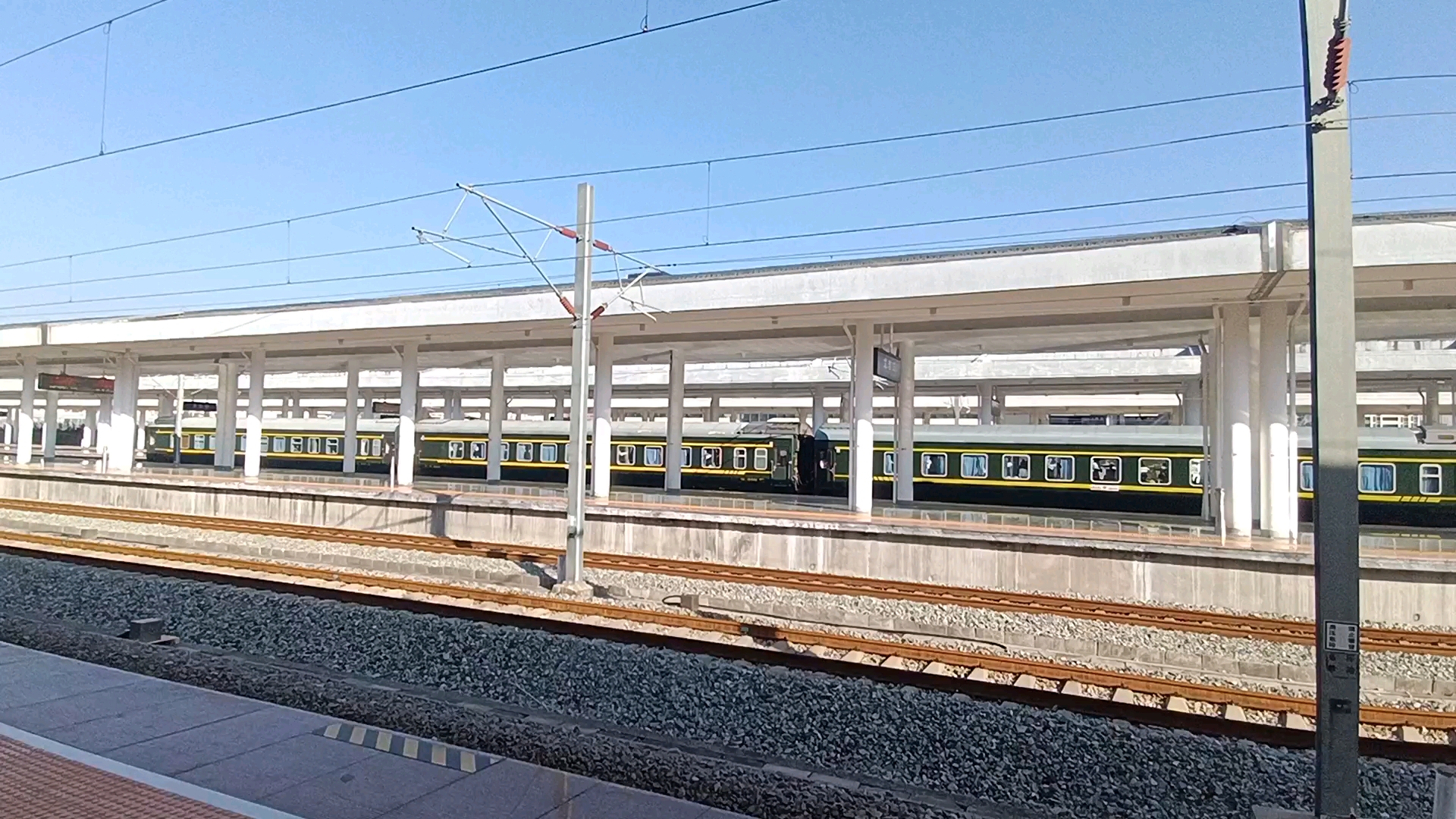 K4203/5重庆北-厦门北D6409福州-长汀南龙岩站出站
