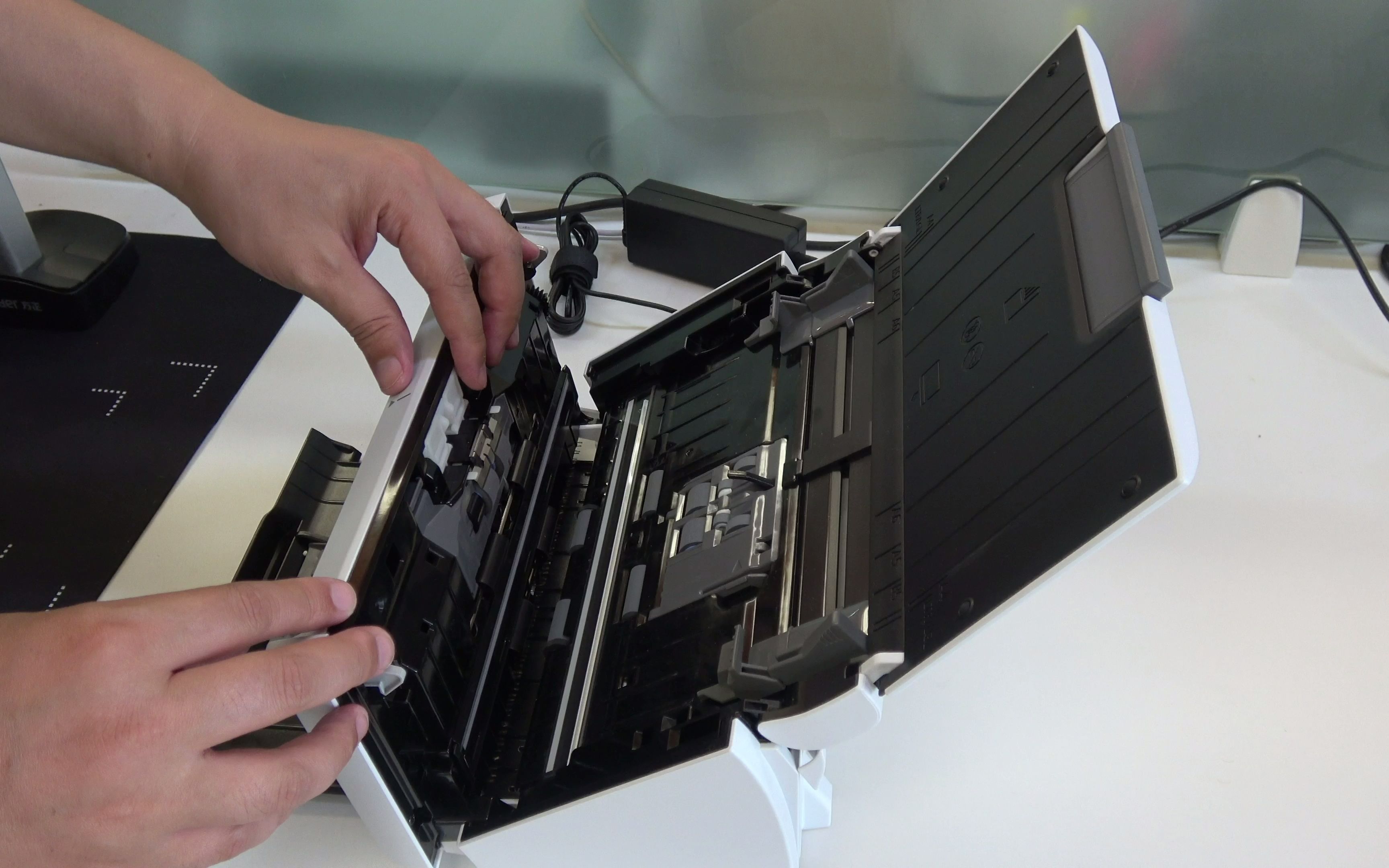 410打开进纸仓更换搓纸轮