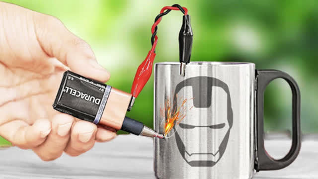 牛人展示如何在家打造个性保温杯,用电池和棉签刻出钢铁侠!