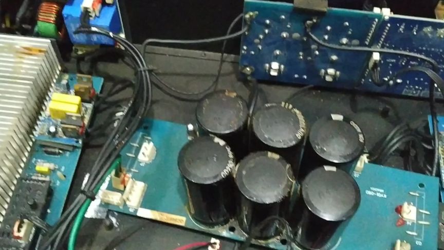 专业功放机音频输出有电流声,检测是电源板滤波电容引起的故障