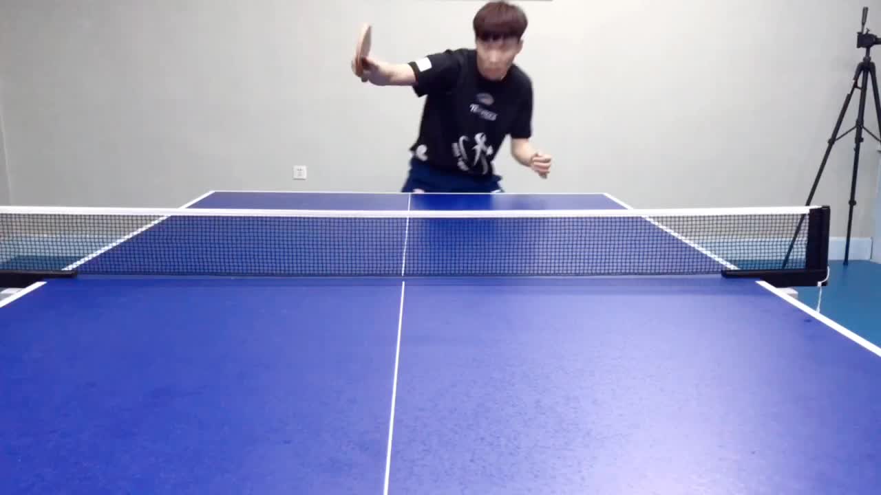 反手拧球——侧拧示范动作