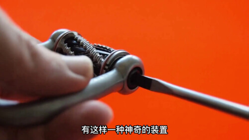 国外发明了个滚筒剃须刀,小巧便携,而且刮胡子跟割草一样容易