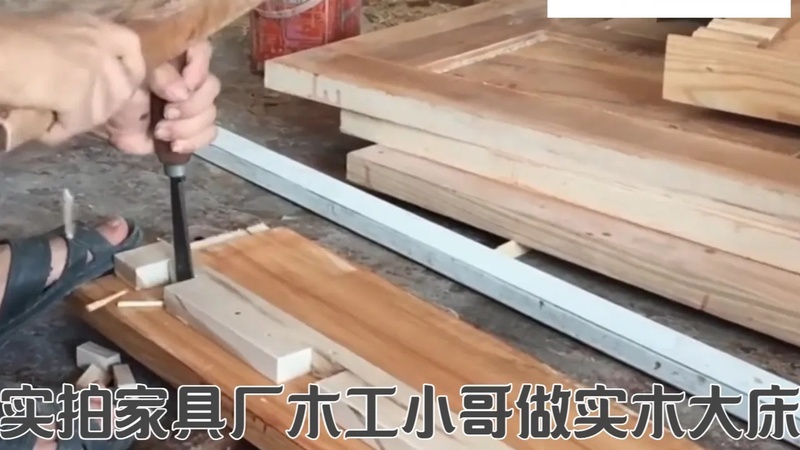 实拍家具厂木工小哥做实木大床,这技术感觉一天给200都不多