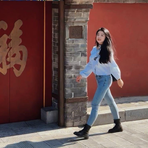 小狗爱喝葡萄酒 