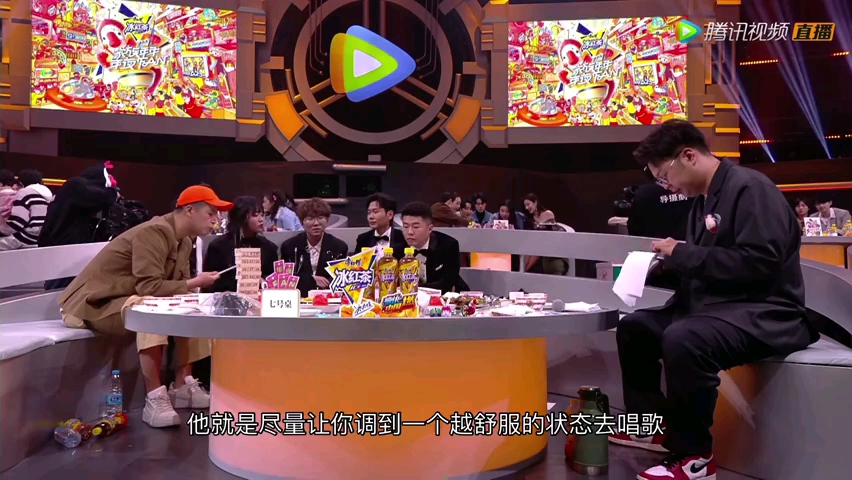 【周深】周深谈起歌手的专业设备,不是给一支麦就可以唱好歌,耳返听...