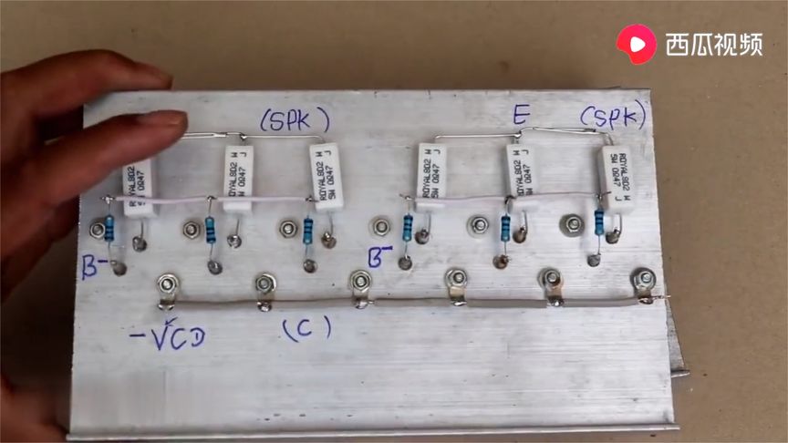使用晶体管2N3055和MJ2955制作500W立体声音频放大器