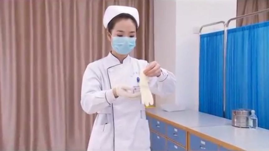 无菌操作技术:持物钳使用、铺无菌盘、取无菌物品及戴无菌手套