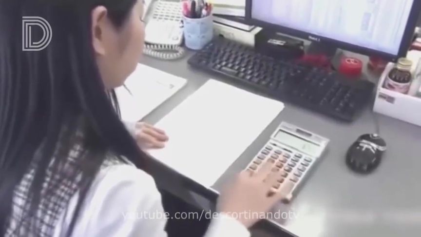 妹子手速快到看不清,没人能看清计算器上的数字!