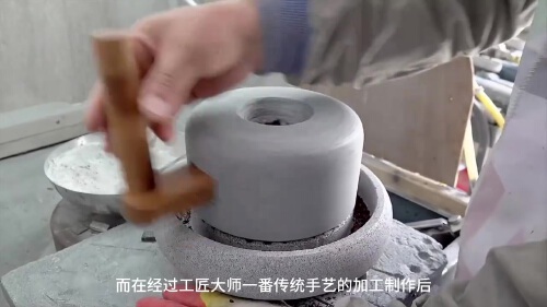 师傅用普通的石块制作手磨咖啡机 简直太牛了