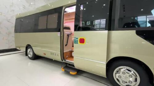 丰田考斯特商务车八座带电动床,移动办公室秒变豪华休息室!