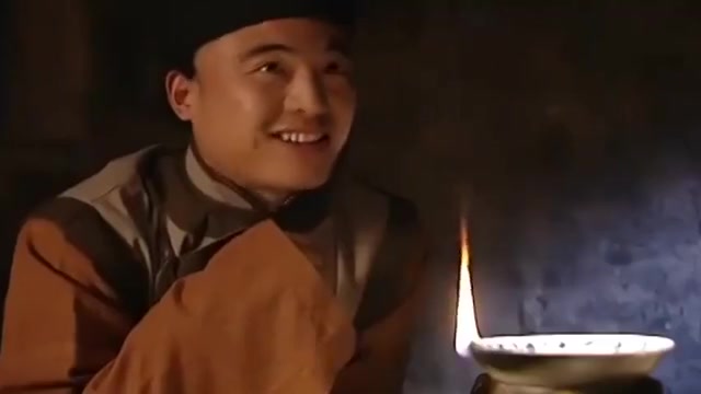 十三爷飞奔到监狱救李卫,一脚踢翻狱卒,不料李卫已经被压没气了