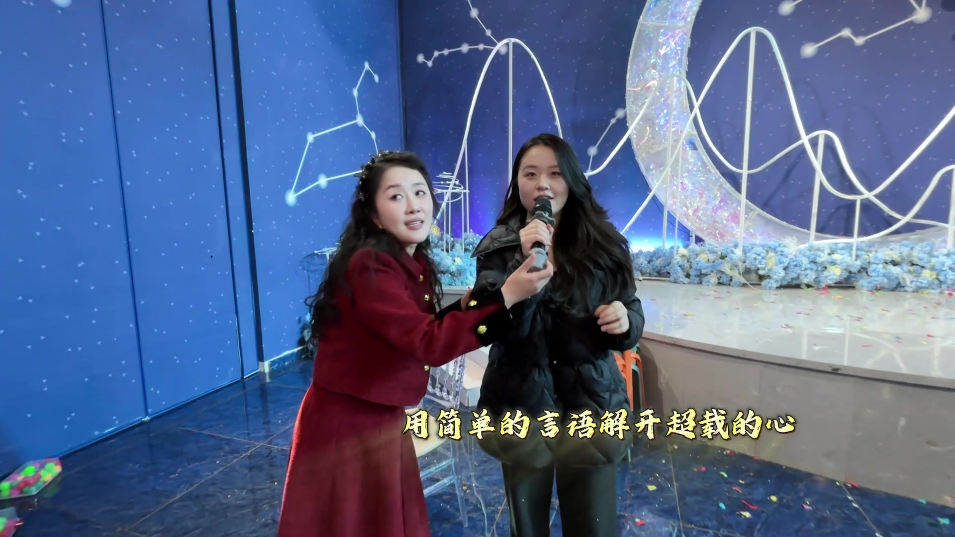 姐妹们都说美美唱歌好听,第二弹来了#唱歌#公司 #年会