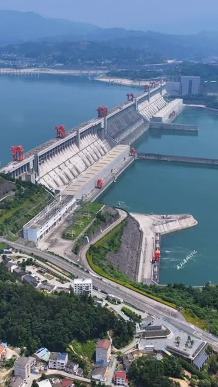 三峡大坝,位于湖北宜昌市,1994年开工建设,2006年全线竣工,历经12年,...