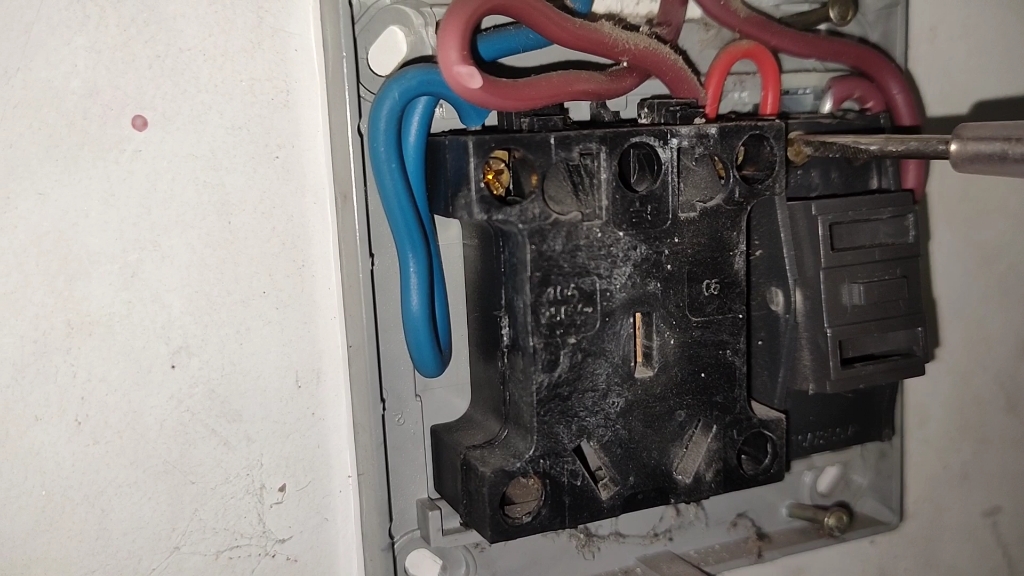 灯泡频繁闪烁,我教你如何维修,断电后谁都可以处理