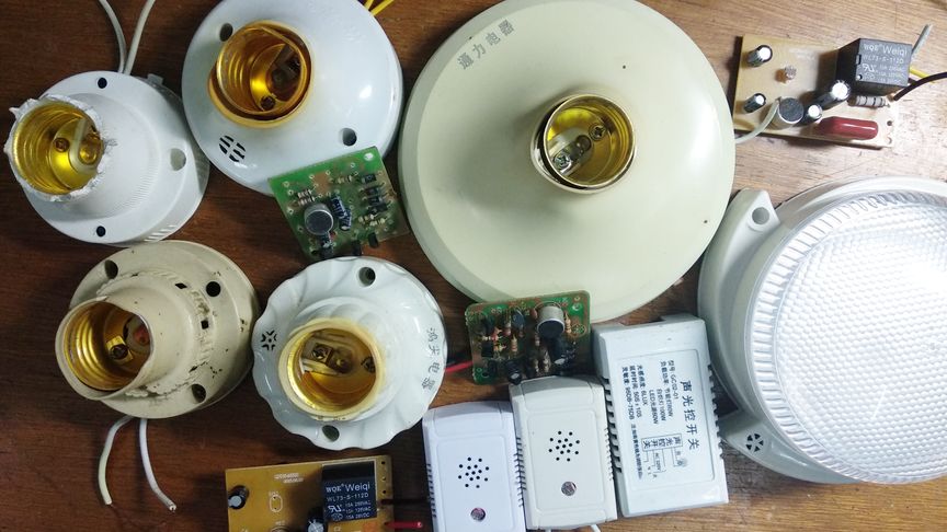 你家门前楼道灯经常坏吗?物业电工告诉你,用这个故障率低还节能