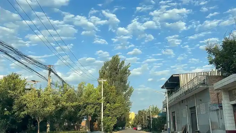 西安早上的天空,真的是太漂亮了,久违的蓝天白云