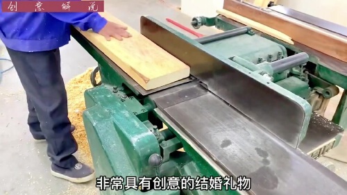 利用简单的木头就能制作出一款精美的实木餐桌真是工匠手艺实木家具