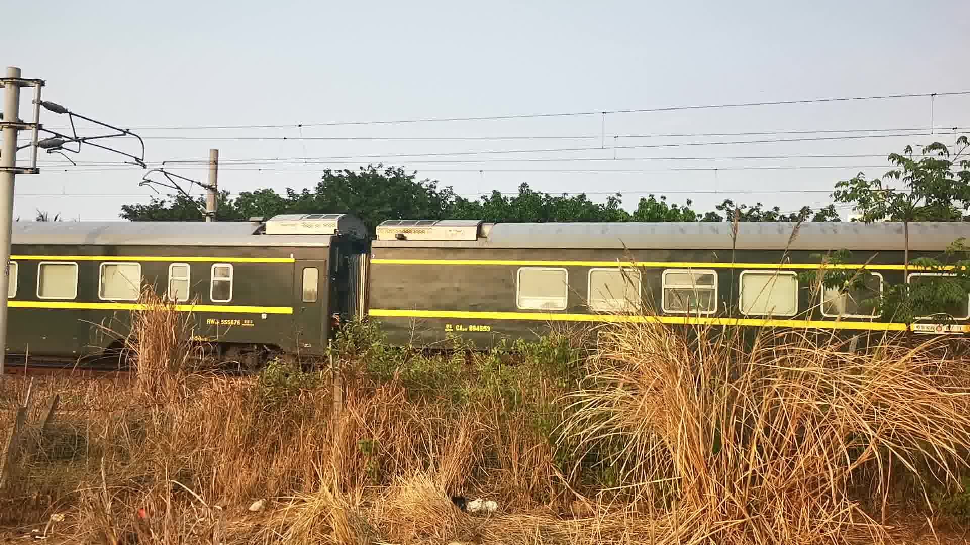 Z112次列车海口站出站准备上船